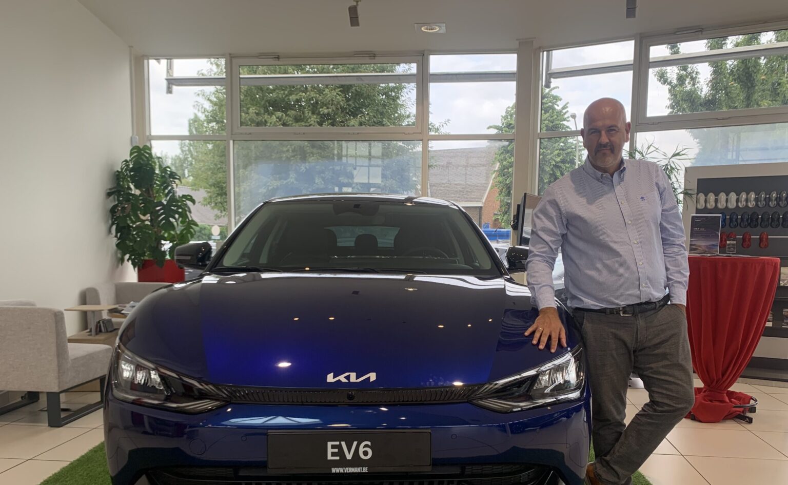 Langs de steenweg: Johan Sterckx (KIA Vermant) - Aansteker